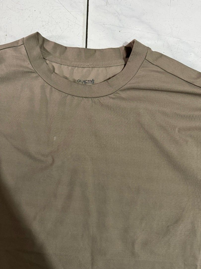 GU Active Oversize Beige, Fesyen Pria, Pakaian , Atasan di Carousell