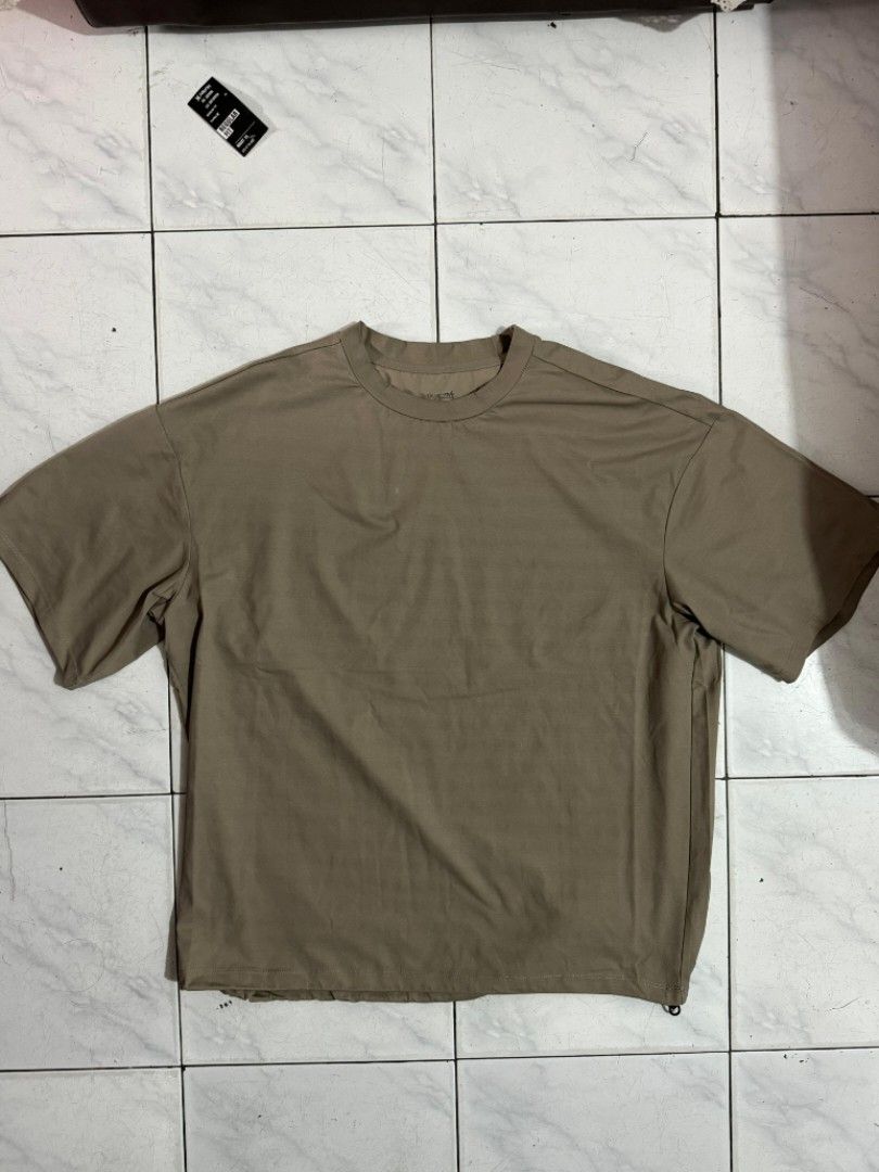 GU Active Oversize Beige, Fesyen Pria, Pakaian , Atasan di Carousell