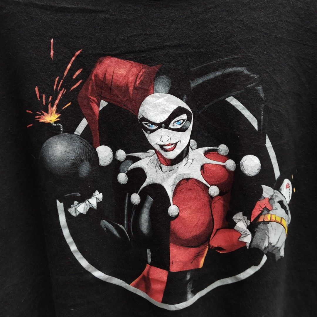 Kaos Haley Quinn holding Batman and bomb DC official, Fesyen Pria ...