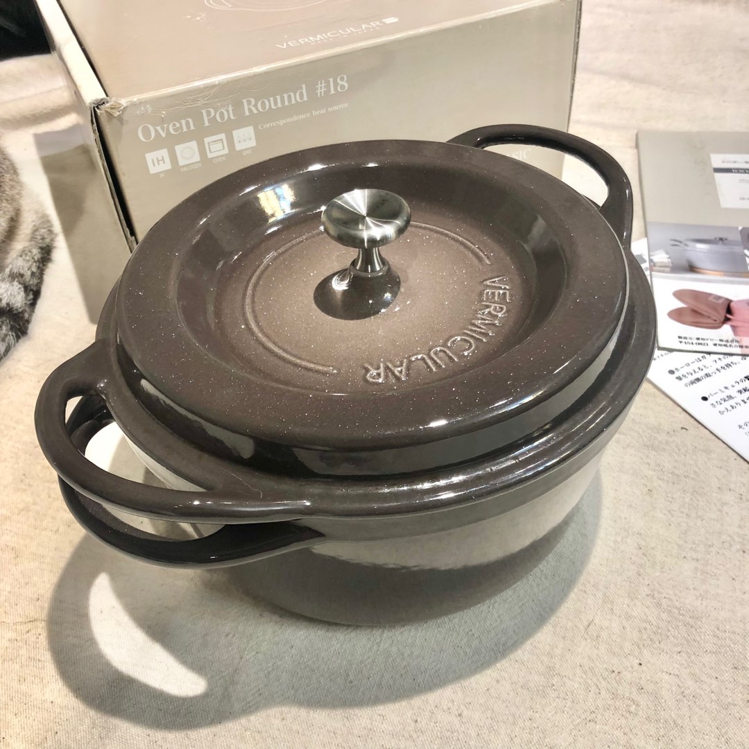 全新日本製小V鍋【Vermicular】琺瑯鑄鐵鍋18cm (鑄鐵鍋 鐵鍋 湯鍋 雙耳鍋 不沾湯鍋 ) 棕色, 家具及居家用品, 廚具和餐具, 炊具及配件在旋轉拍賣