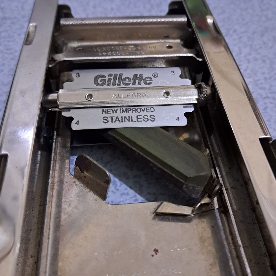 Alat asah pisau silet Tahun 40 an buatan Swiss Lengkap Kotak Lembar ...