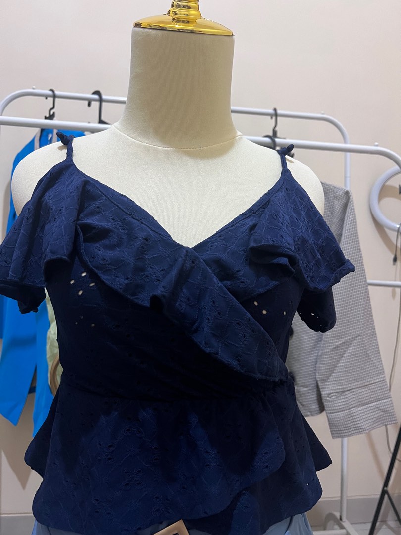 Sabrina Top, Fesyen Wanita, Pakaian Wanita, Atasan di Carousell