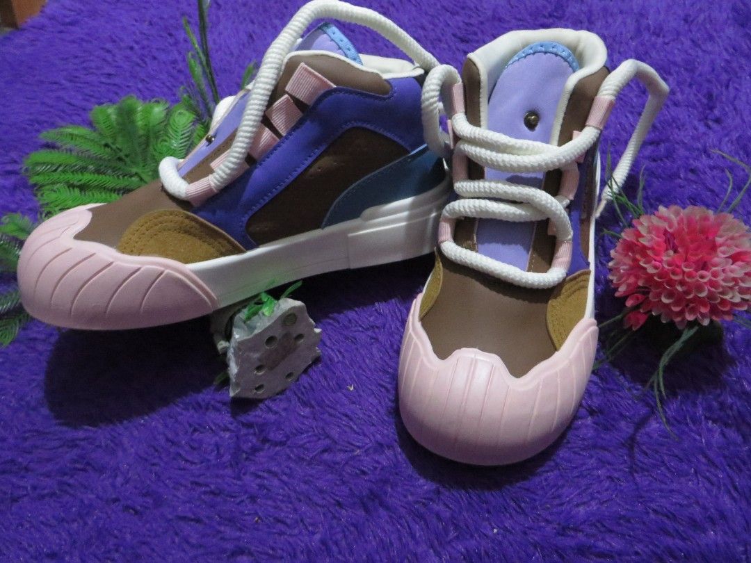 Sepatu sneakers lucu Toy Story, Fesyen Wanita, Sepatu di Carousell