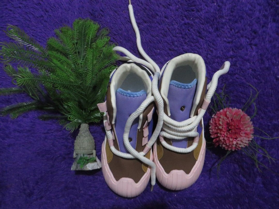 Sepatu sneakers lucu Toy Story, Fesyen Wanita, Sepatu di Carousell