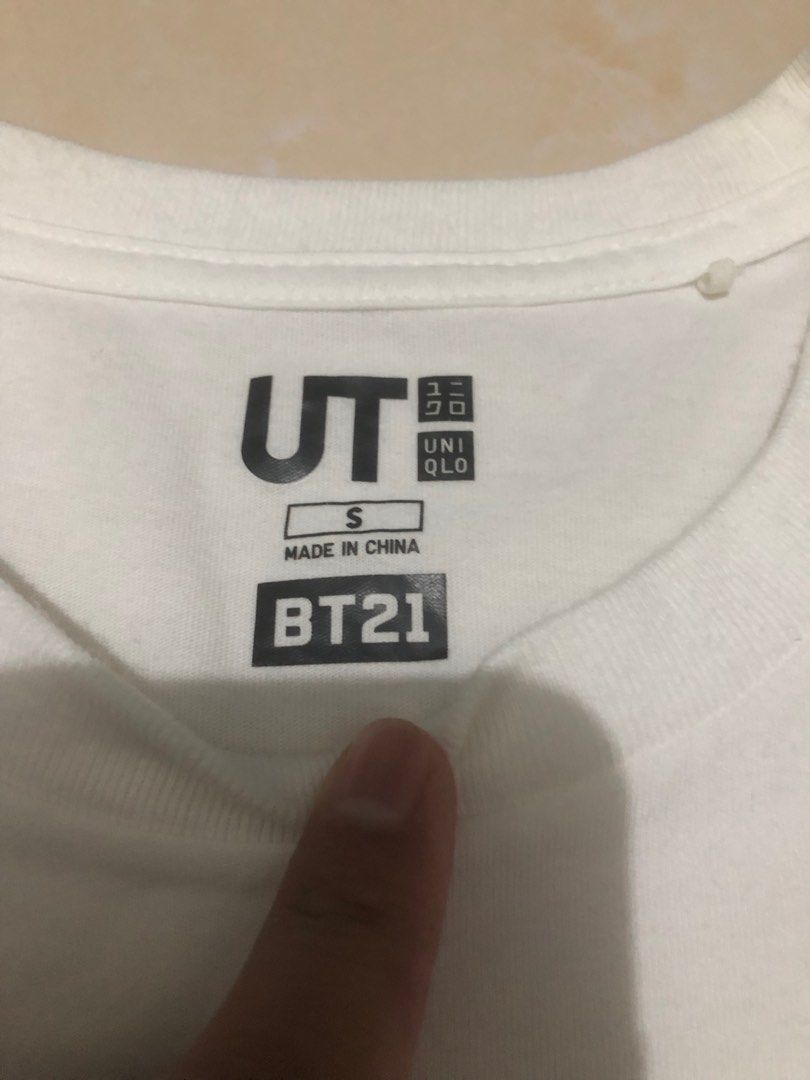 Uniqlo UT x BT21 Kaos putih Uniqlo bergambar Tata dari BT21 buatn V BTS, Fesyen Pria, Pakaian ...