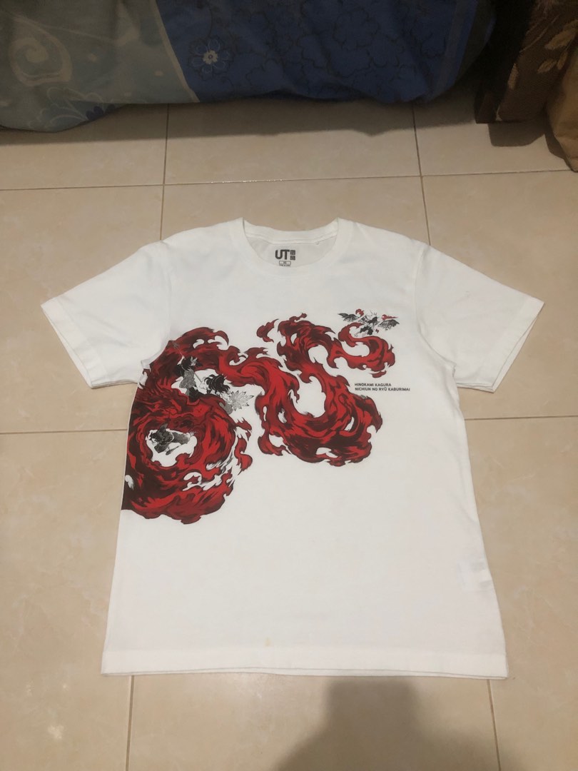 Uniqlo UT x Kimetsu No Yaiba Kaos putih Uniqlo bergambar Tanjiro Kamado memakai jurus Hinokami ...