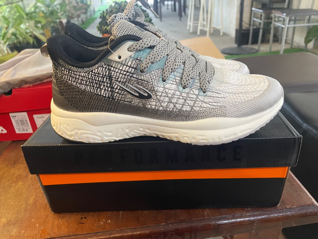 World Balance, Men's Fashion, Footwear, Sneakers on Carousell