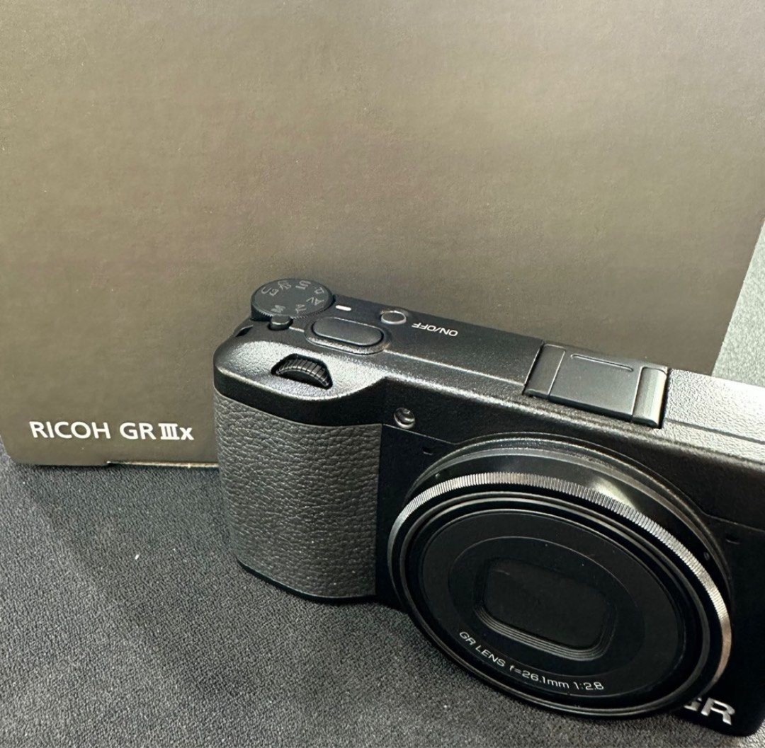 (美品) 2023年中購入 RICOH 理光 GR3X GRIIIX ，附送JJC熱靴指柄，鏡頭蓋，原廠電x1 副廠電x1，連獨立充電器。, 攝影器材, 相機 - Carousell