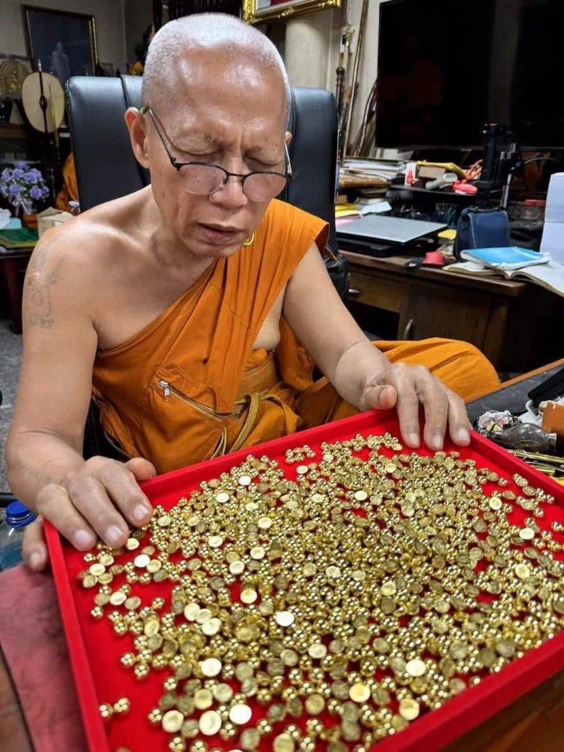 吸钱星 Palot Gin Thong LP Somboon BE2567 吸金星, Hobbies & Toys, Memorabilia & Collectibles, Religious ...