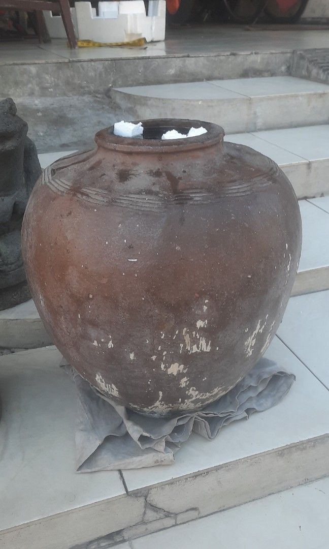Tajau tembikar atau Gentong atau guci kuno terakota antik dan langka ...