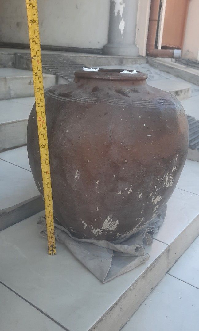 Tajau tembikar atau Gentong atau guci kuno terakota antik dan langka ...