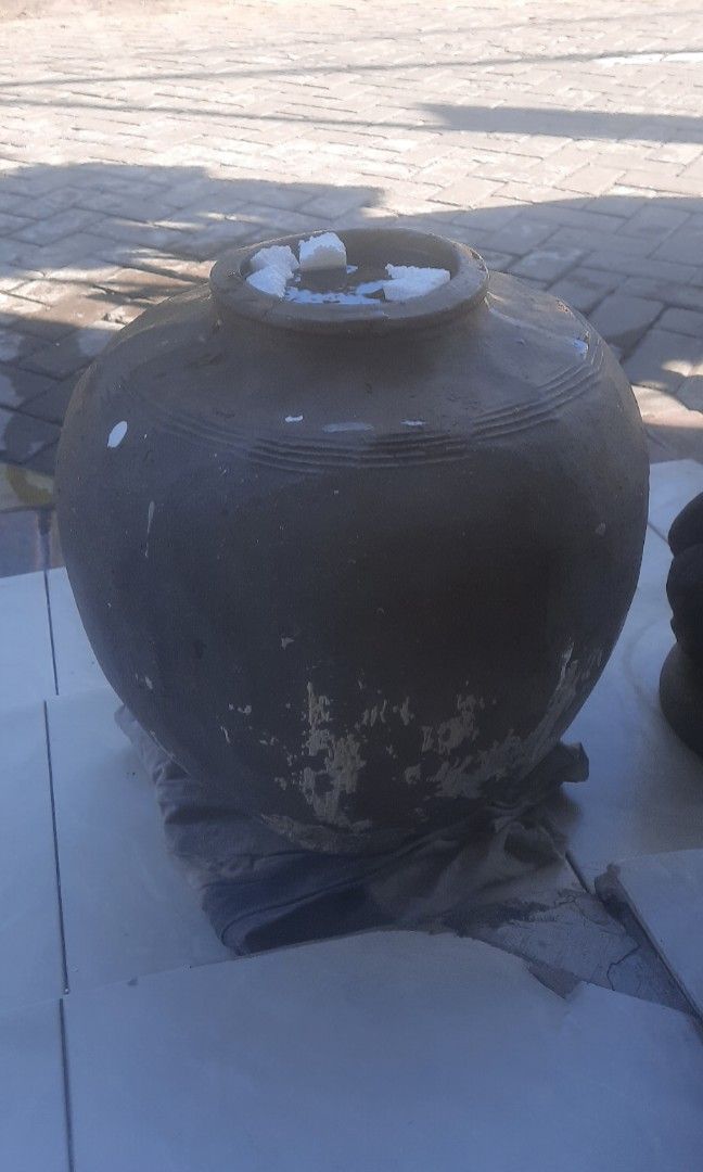 Tajau tembikar atau Gentong atau guci kuno terakota antik dan langka ...