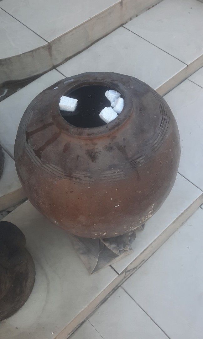 Tajau tembikar atau Gentong atau guci kuno terakota antik dan langka ...