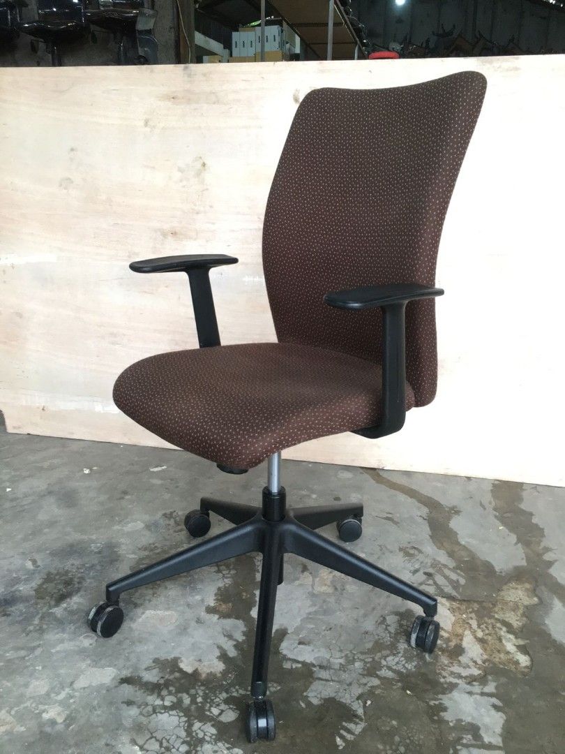 Kursi Kantor direksi vinoti coklat, Perabotan Rumah di Carousell