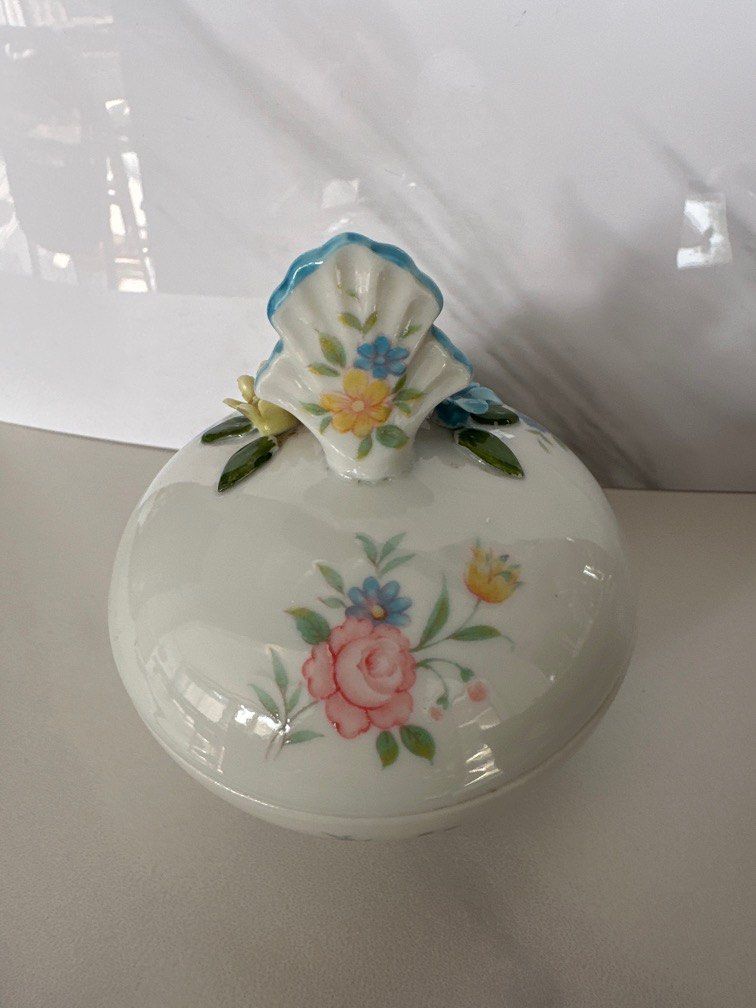 Wadah Keramik bunga antik, Antik, Pajangan di Carousell