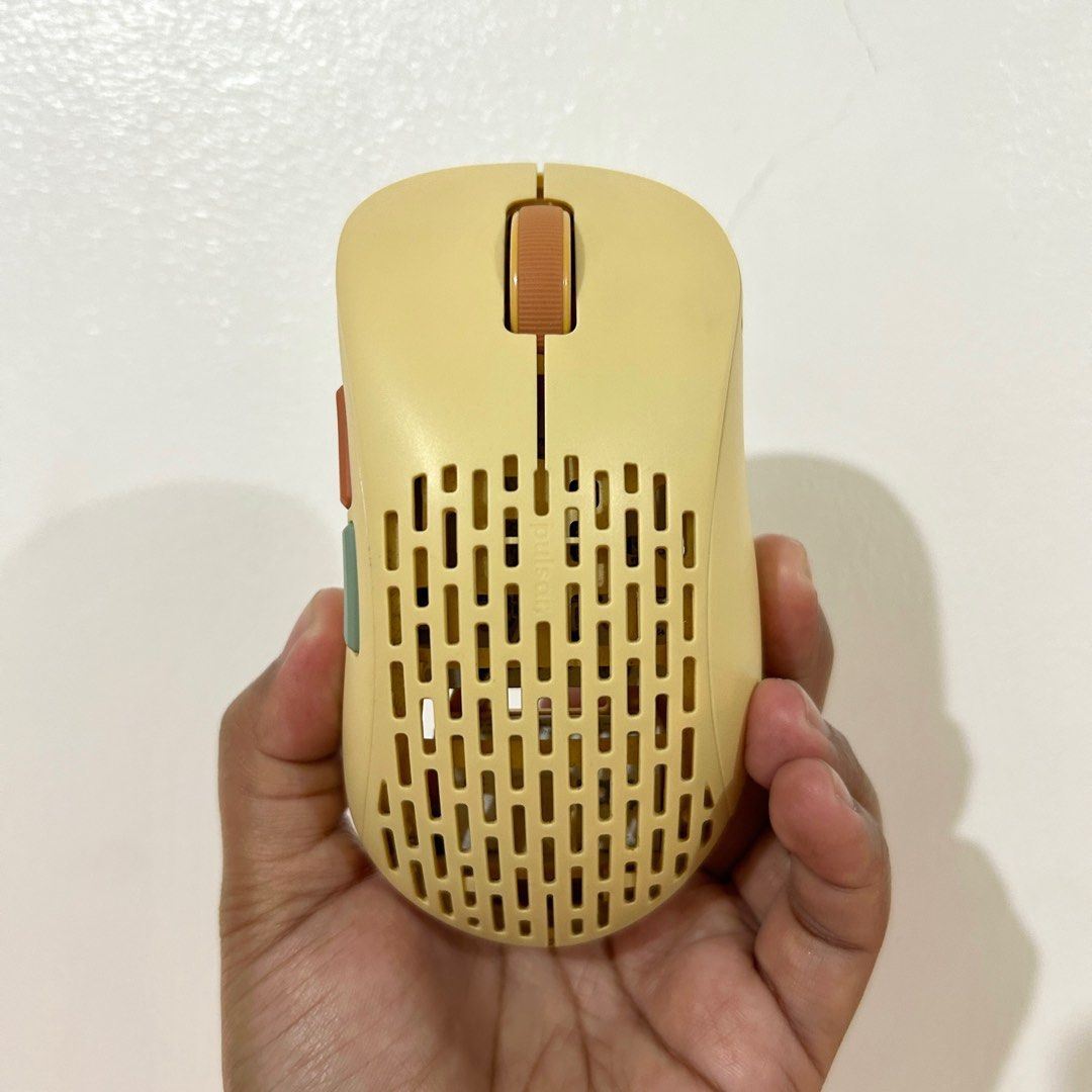 Pulsar Xlite V2 Mini Retro Edition Ultralight Ergonomic Wireless Gaming ...