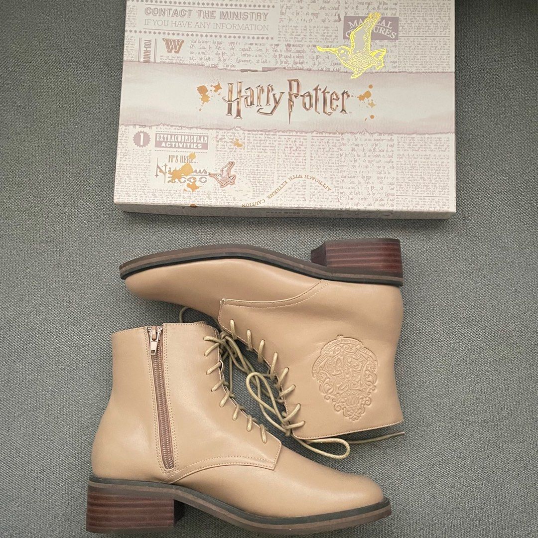 Harry Potter - Hogwarts Logo boots, Women's Fashion, Footwear, Boots on Carousell