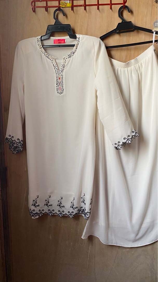 Baju Kurung Moden Putih, Women's Fashion, Muslimah Fashion, Baju Kurung ...