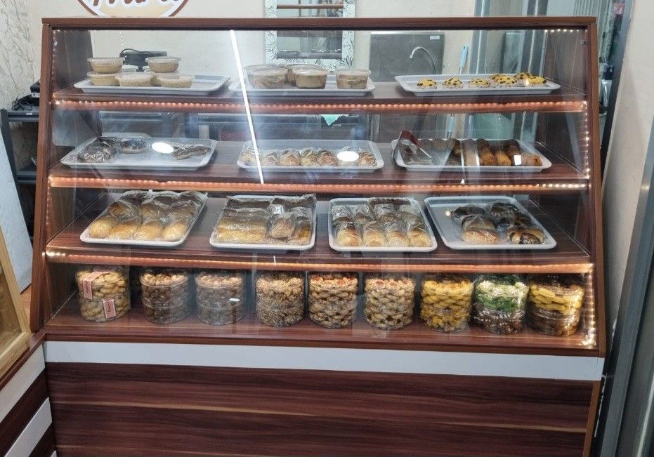 Lemari display toko kue/ roti, Kitchen & Appliances di Carousell
