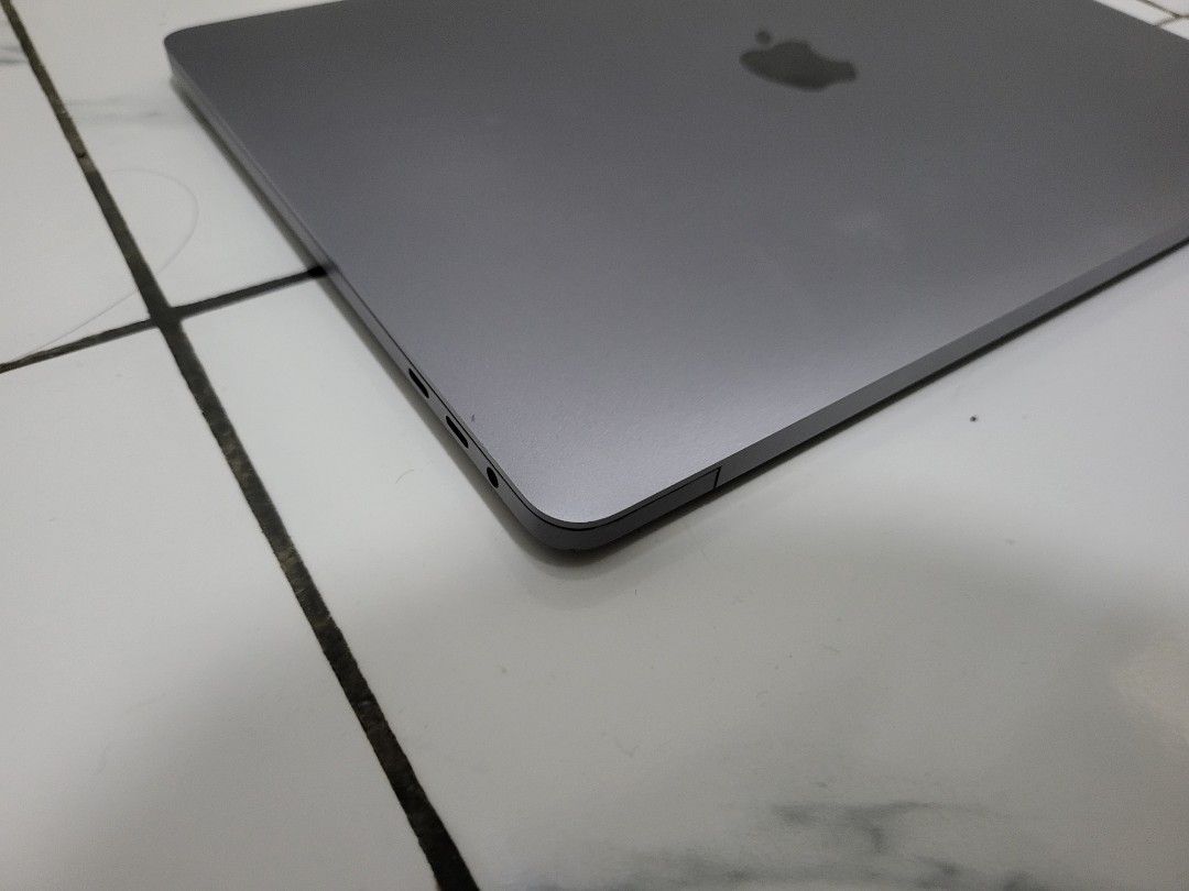 Macbook pro 13 inch Touchbar 2017 minus lcd shadow, Elektronik ...