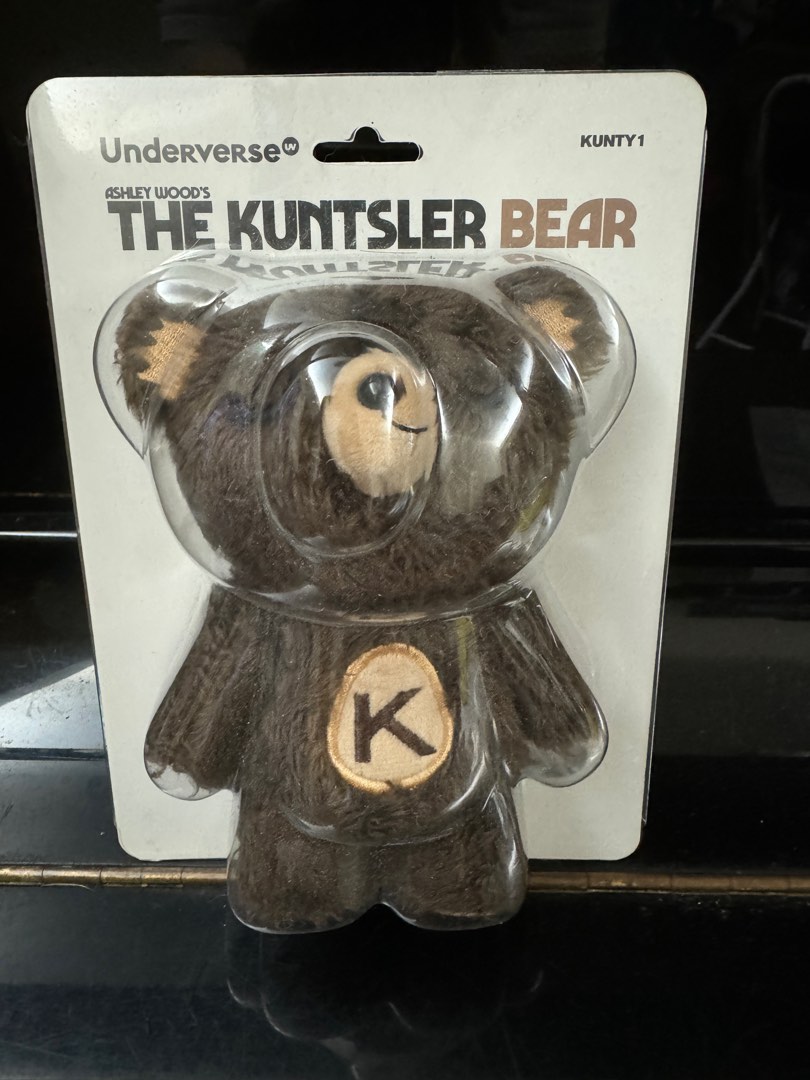 Pop Mart - The Kuntsler Bear, 興趣及遊戲, 玩具 & 遊戲類 - Carousell