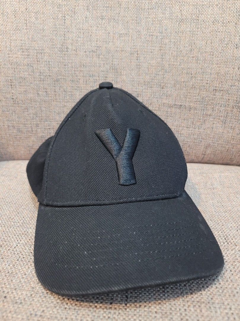 Topi Kalibre Huruf Y, Fesyen Wanita, Aksesoris di Carousell