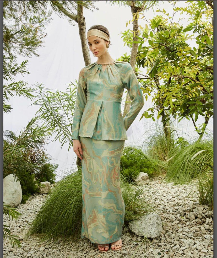 INNAI RED 2024 Leona, Women's Fashion, Muslimah Fashion, Baju Kurung ...