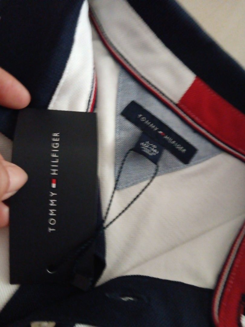 Polo shirt Tommy Hilfiger putih, Fesyen Pria, Pakaian , Atasan di Carousell