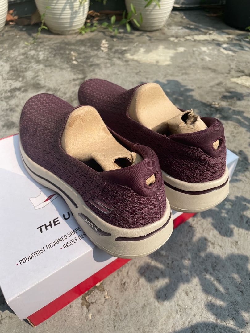 Skechers Go walk Arch fit, Fesyen Wanita, Sepatu di Carousell