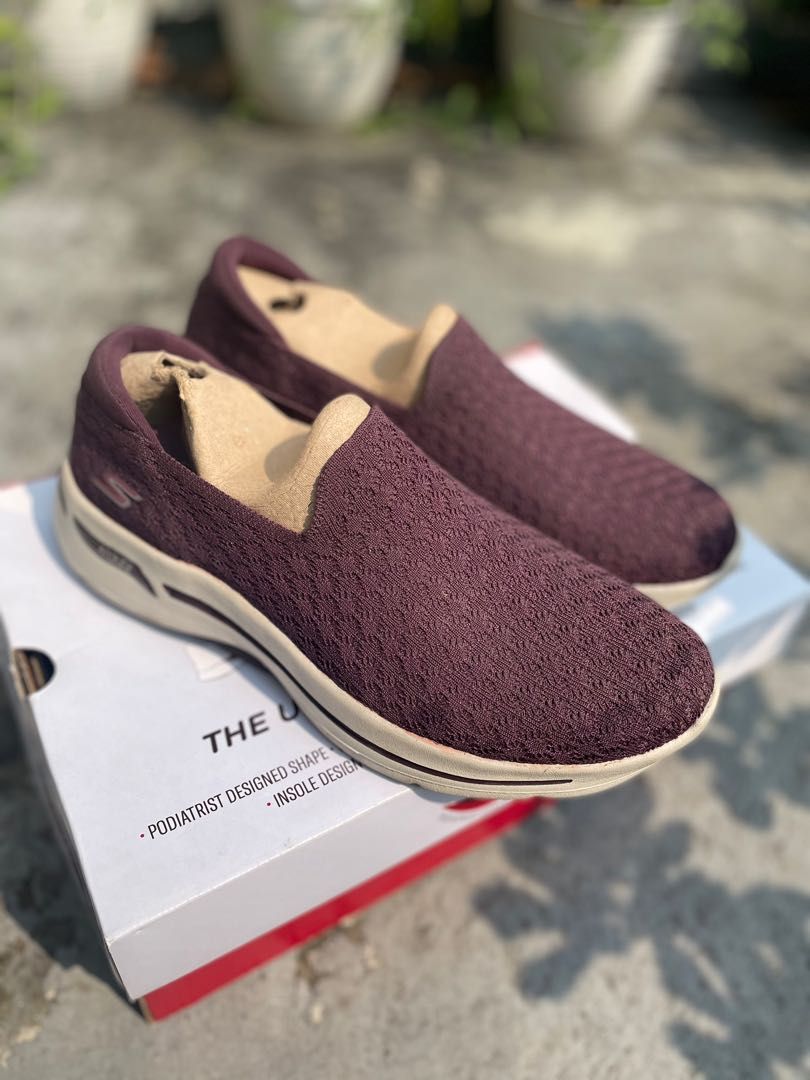 Skechers Go walk Arch fit, Fesyen Wanita, Sepatu di Carousell
