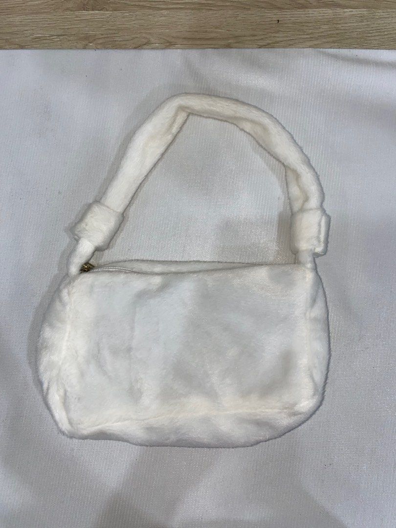 tas fluffy putih y2k aesthetic, Fesyen Wanita, Tas & Dompet di Carousell
