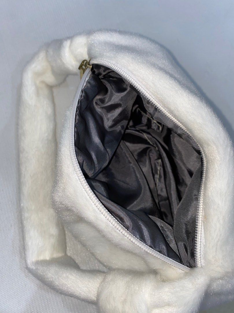 tas fluffy putih y2k aesthetic, Fesyen Wanita, Tas & Dompet di Carousell