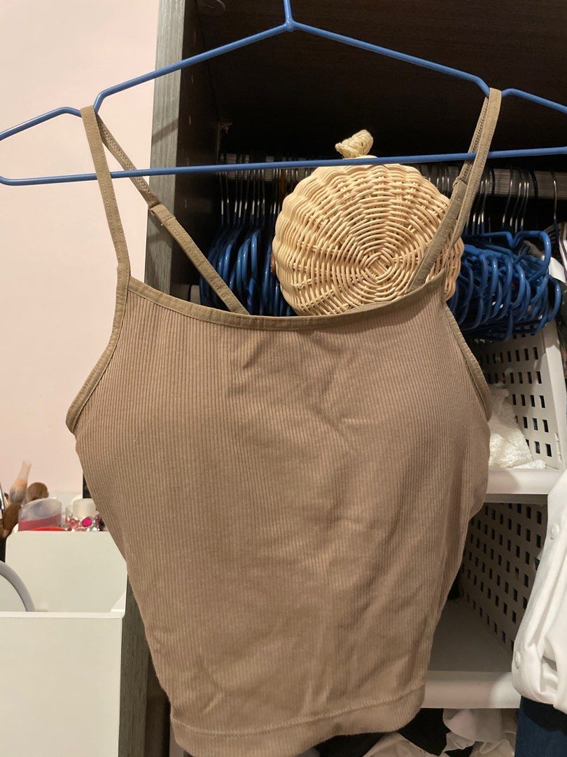 回覆已達上限 日本 韓國 GU 啡色 白色 earthy bra top beige color 吊帶 背心, 女裝, 上衣, 其他上衣 - Carousell