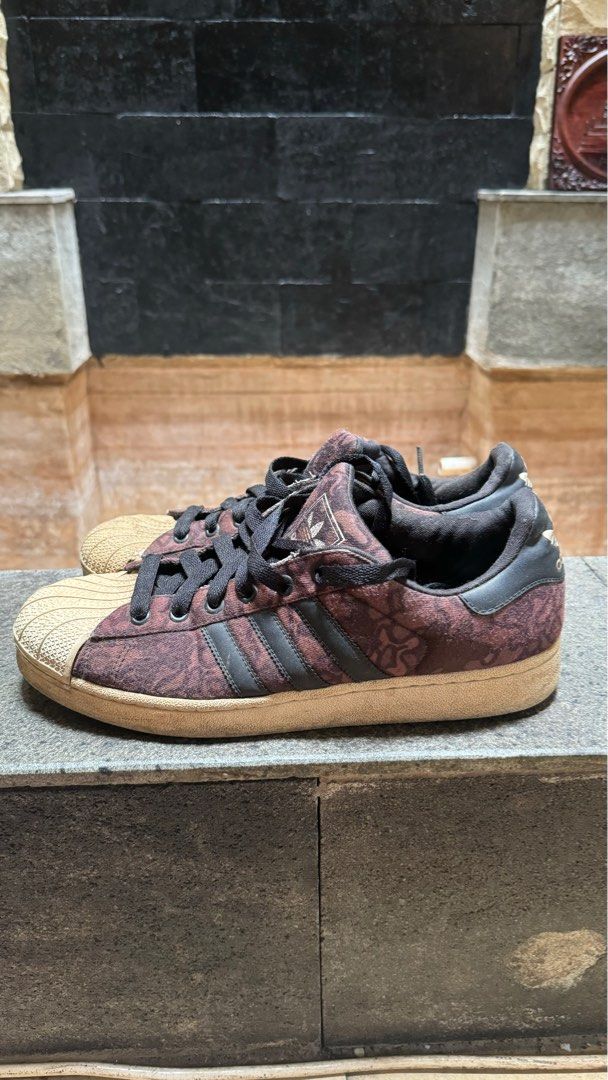 Adidas super star edisi batik, Fesyen Pria, Sepatu , Sneakers di Carousell