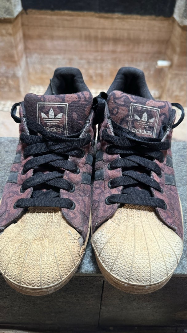 Adidas super star edisi batik, Fesyen Pria, Sepatu , Sneakers di Carousell