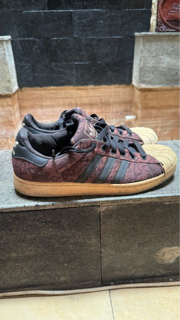 Adidas super star edisi batik, Fesyen Pria, Sepatu , Sneakers di Carousell