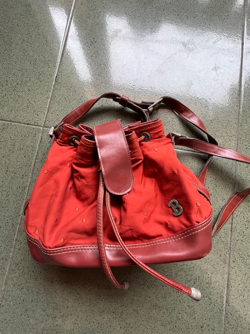 Tas sling serut, Fesyen Wanita, Tas & Dompet di Carousell