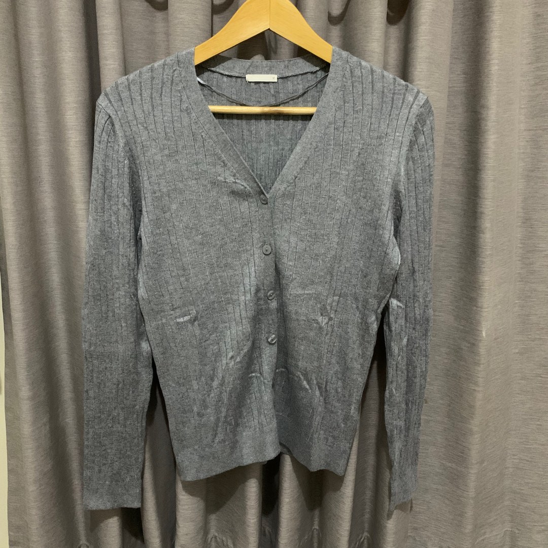 GU Uniqlo Grey Cardigan, Fesyen Wanita, Pakaian Wanita, Baju Luaran di ...