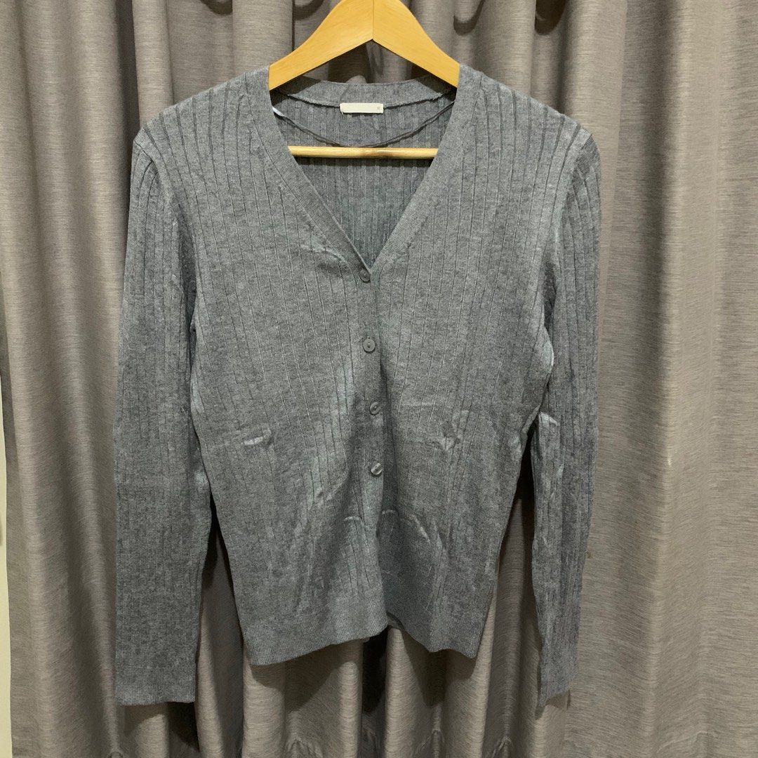 GU Uniqlo Grey Cardigan, Fesyen Wanita, Pakaian Wanita, Baju Luaran di ...