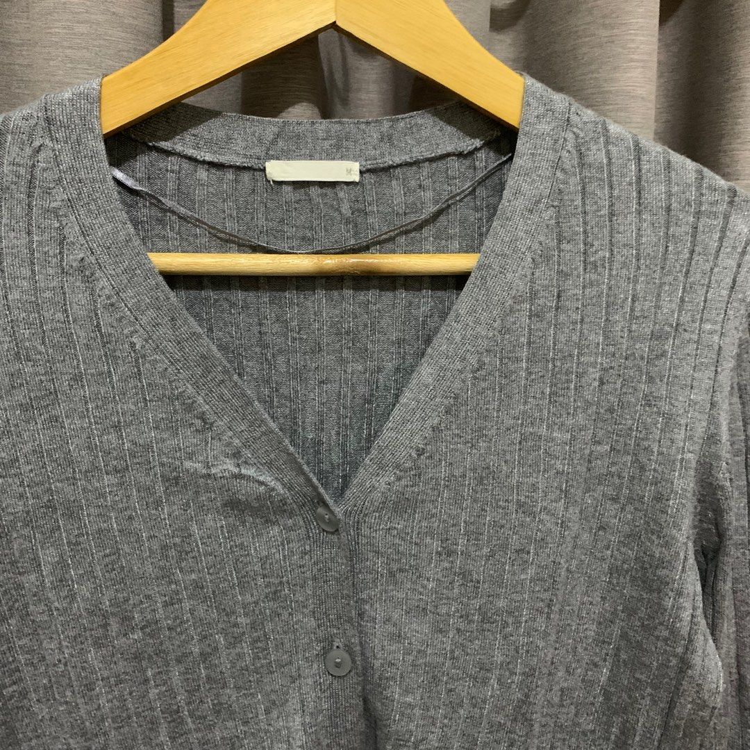 GU Uniqlo Grey Cardigan, Fesyen Wanita, Pakaian Wanita, Baju Luaran di ...