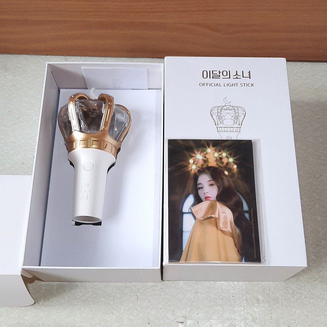 LOONA Official Lightstick with Pre-order benefit Photocards, Hobbies ...