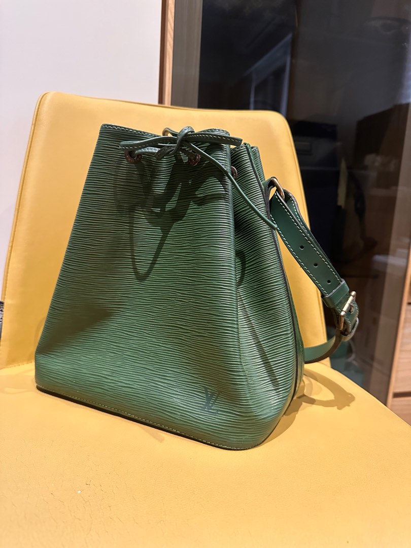 LV epi 水波紋全皮中型水桶包, 她的時尚, 包包、錢包, 肩背、側背包在旋轉拍賣