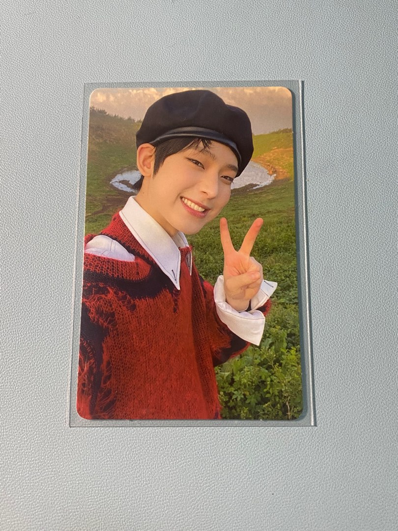 sunoo beret with teeth border day one dawn pc, Hobbies & Toys ...
