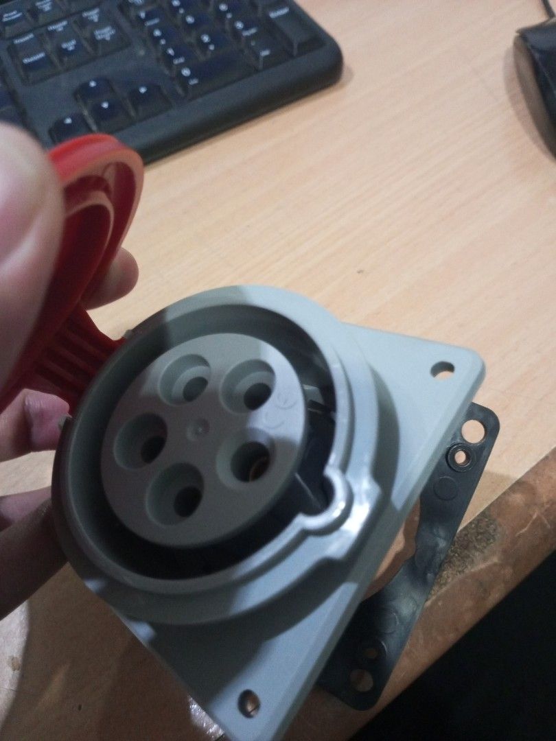 Mobile mounting socket Legrand 16A 3P 5 pin, Elektronik, Lainnya di ...