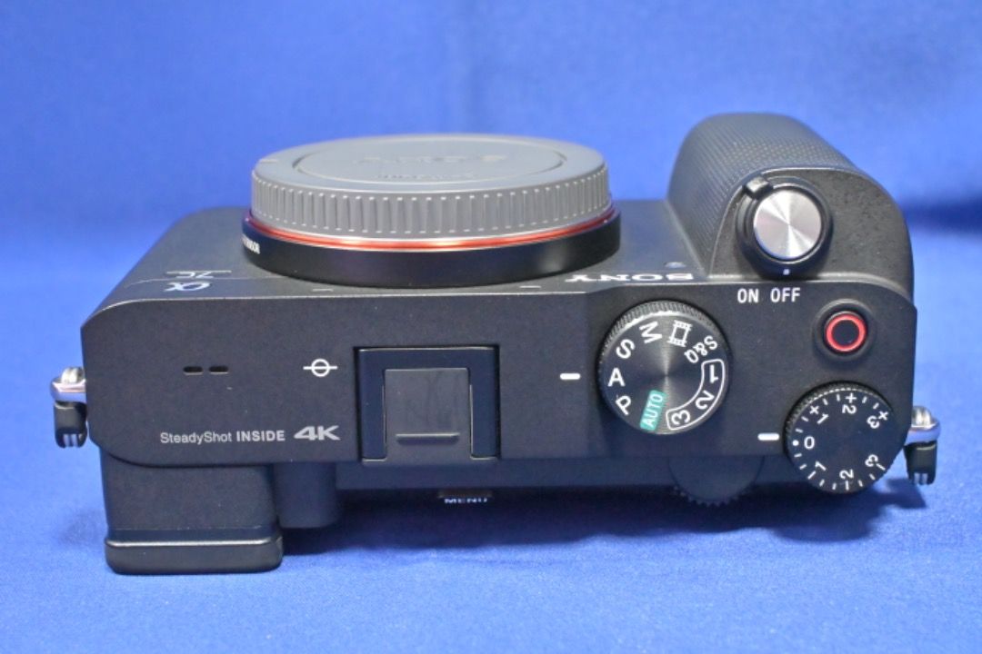 新淨 Sony A7C 第一代 A7M3同級 輕巧全片幅 4K影片 24MP像素 自拍螢幕 旅行一流, 攝影器材, 相機 - Carousell