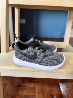 NIKE kids sneakers, Babies & Kids, Babies & Kids Fashion on Carousell