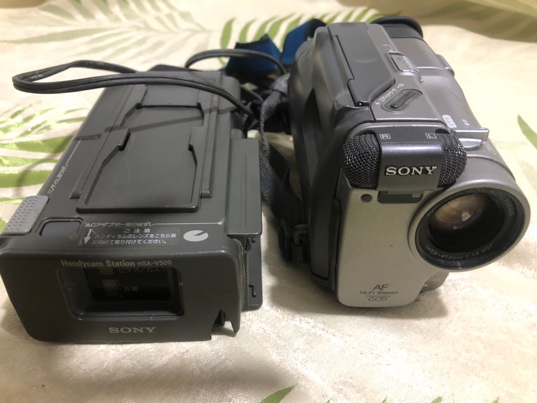 Sony CCD-TR200 Hi8 8mm Handycam Video Camera, Photography, Cameras on Carousell