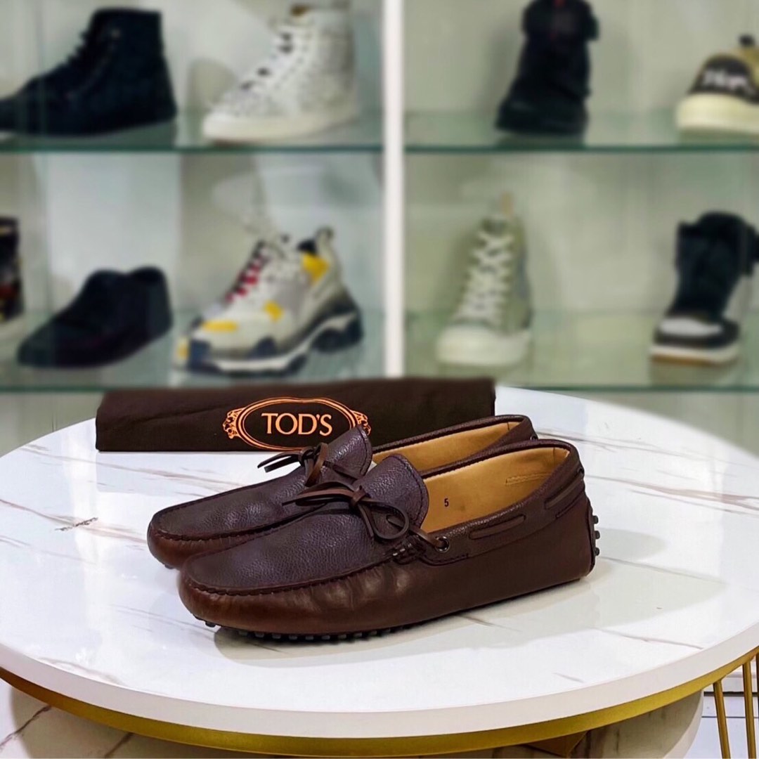 Tod’s Logo Loafers, Fesyen Pria, Sepatu , Sepatu Formal di Carousell