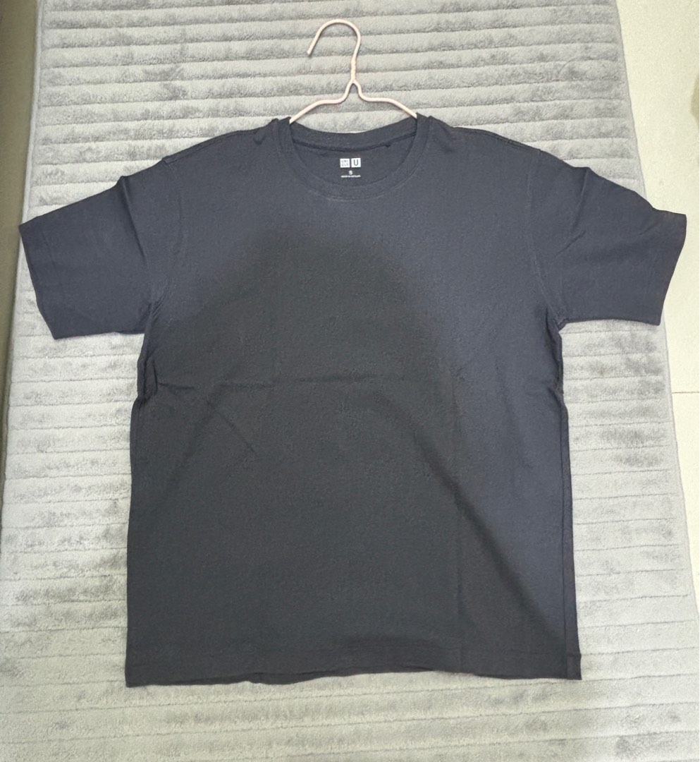 Kaos Polos Abu Tua Uniqlo ukuran S, Fesyen Pria, Pakaian , Atasan di ... Kaos Polos Abu Tua Uniqlo ukuran S, Fesyen Pria, Pakaian , Atasan di ...