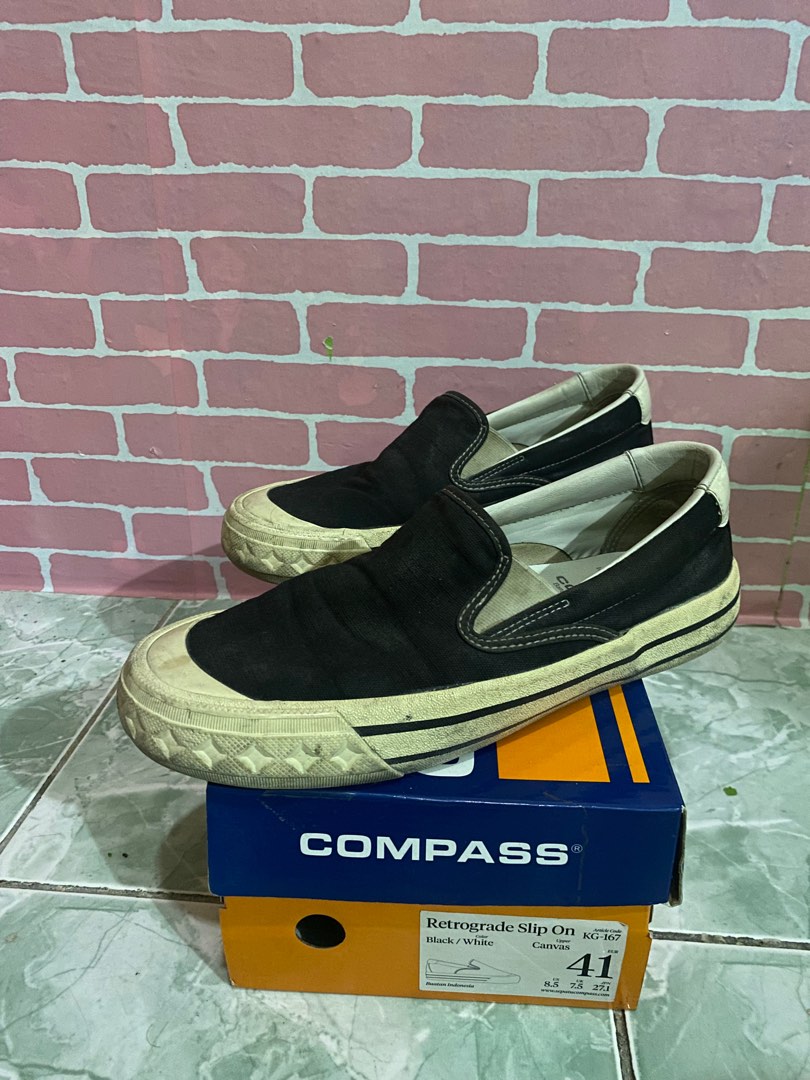 sepatu compass slip on hitam, Fesyen Pria, Sepatu , Sneakers di Carousell